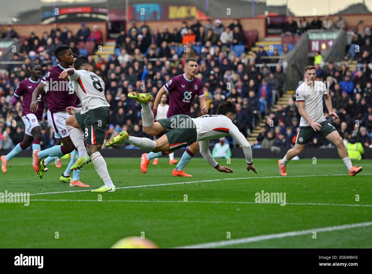 Pedro Neto of Chelsea scores a GOAL 0-1 during the Burnley v Chelsea ...