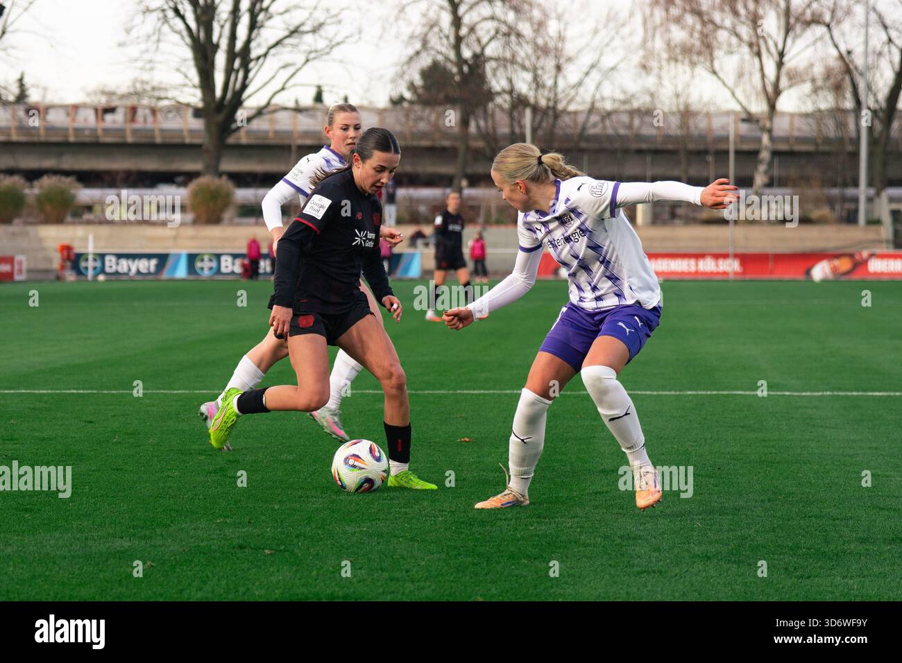 Loreen Bender (Bayer Leverkusen, 19) and Lany Mia Bäcker (SGS Essen, 26) during the Google Pixel ...