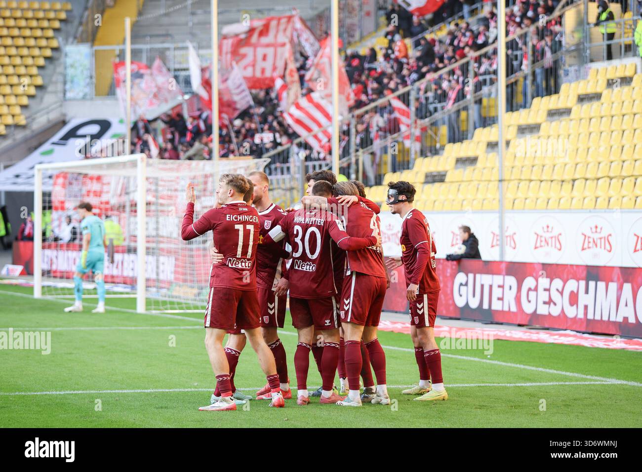 Regensburg celebrates the 0:2 by Eric Hottmann (SSV Jahn Regensburg #21 ...