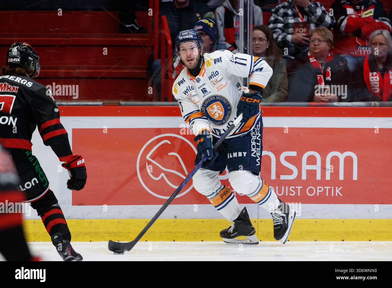 251122 Växjös Brogan Rafferty under ishockeymatchen i SHL mellan Örebro ...