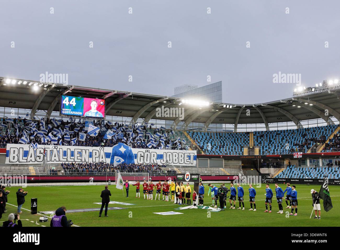 251122 IFK Norrköpings supportrar med tifo inför fotbollsmatchen i ...