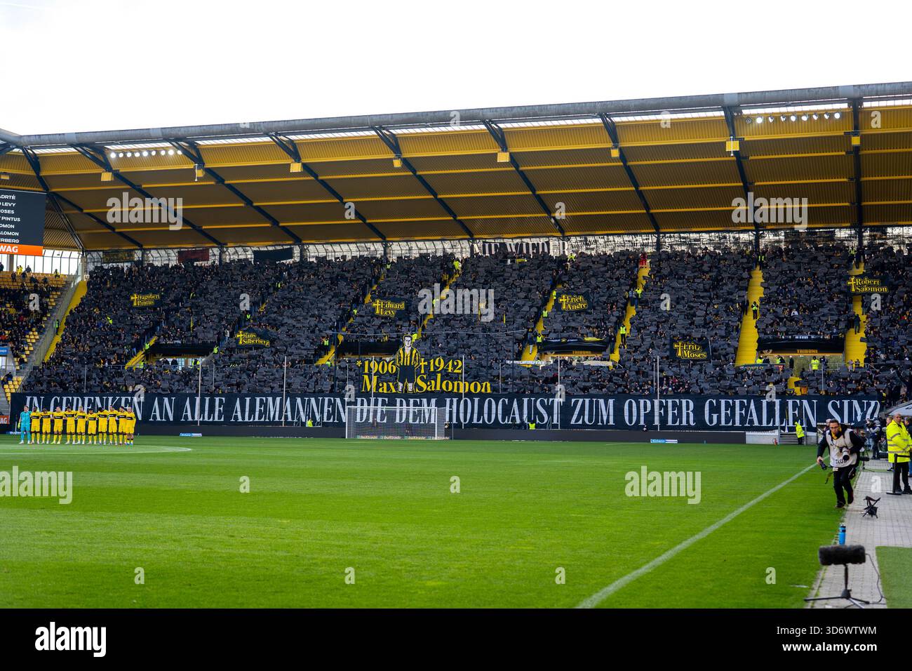 The fans [supporters] of Alemannia commemorate the victims of the ...