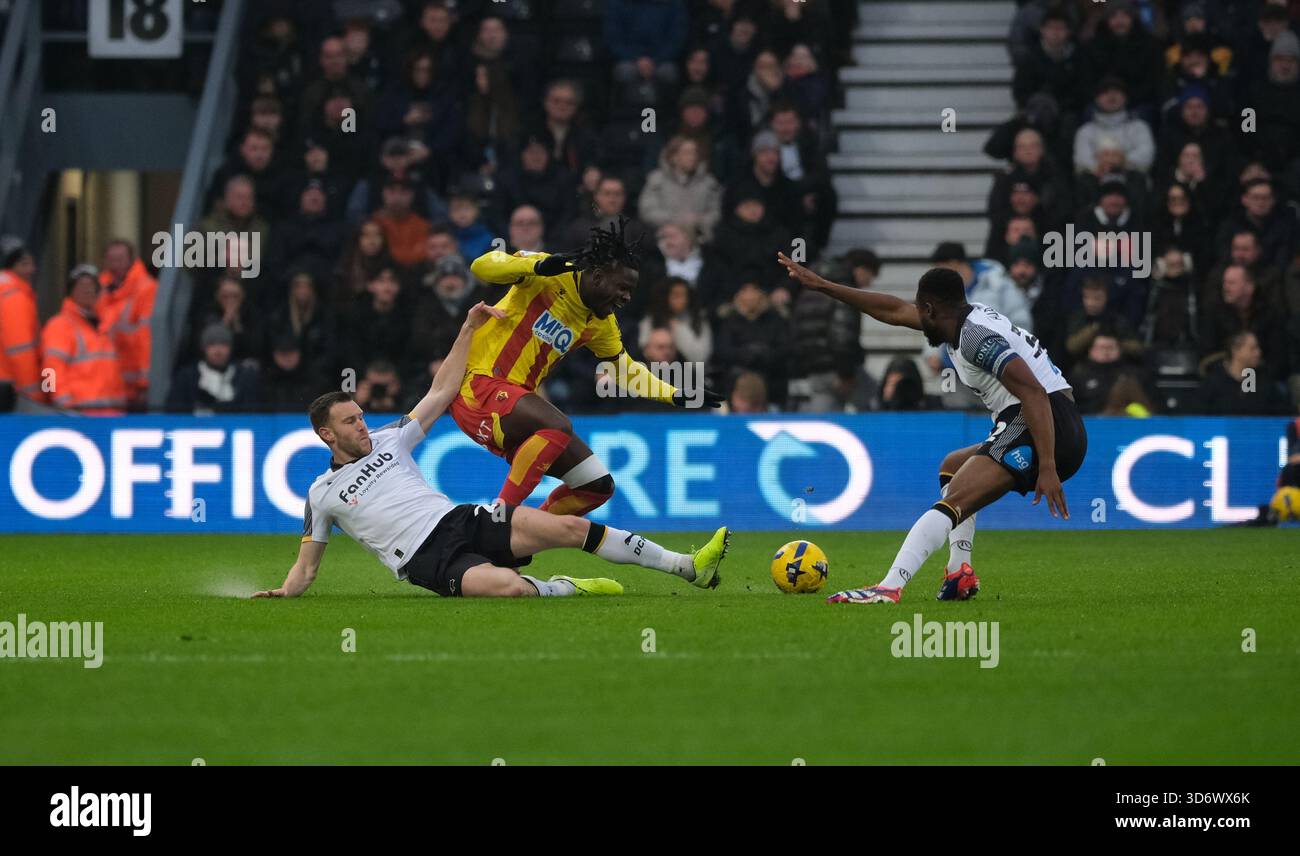 Callum Elder of Derby County challenges for the ball against Kwadwo ...