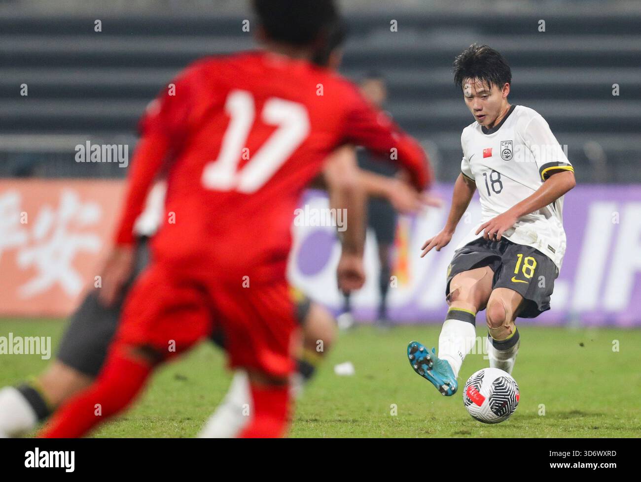 (251122) -- CHONGQING, Nov. 22, 2025 (Xinhua) -- Xu Zhengpeng (R) of ...