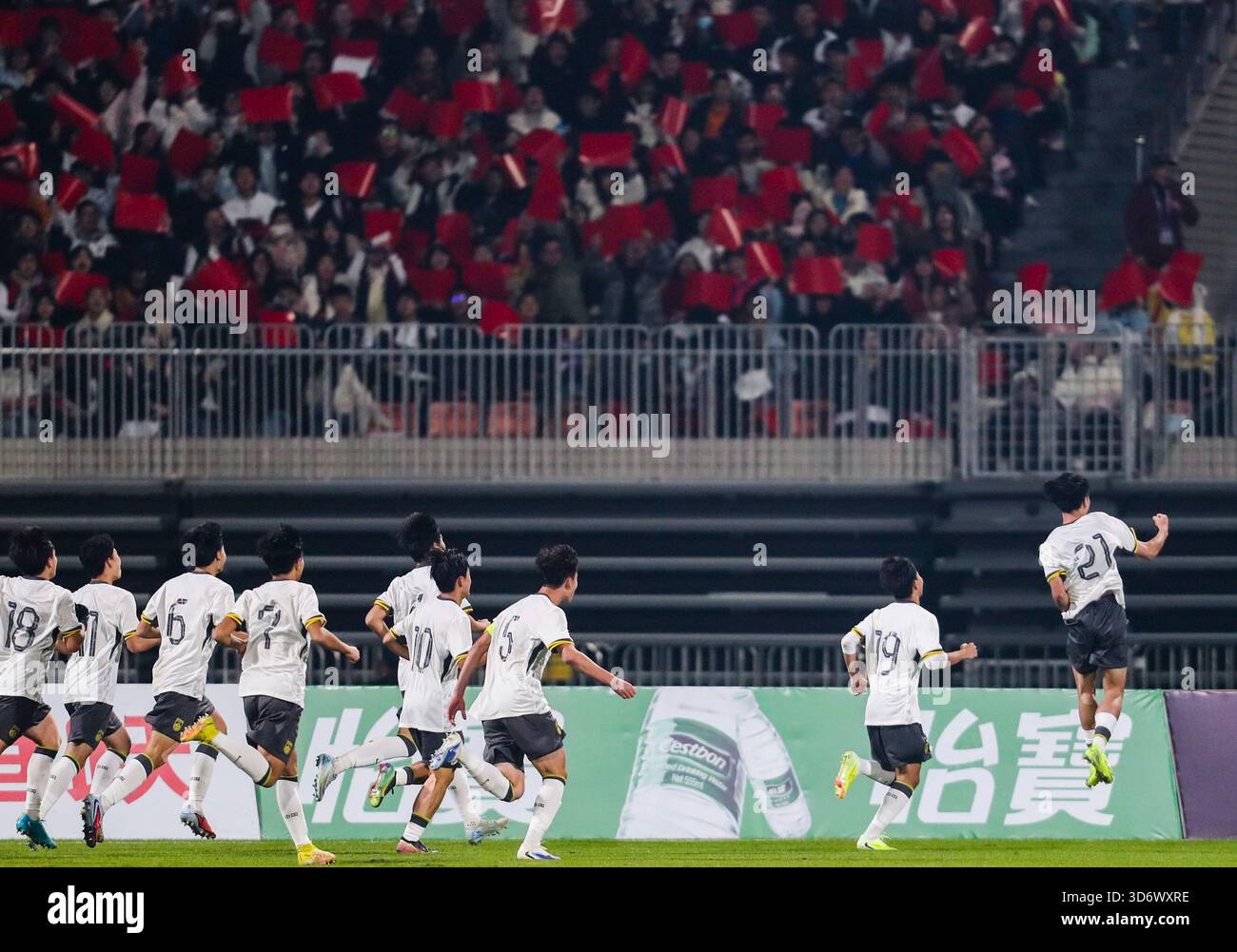 (251122) -- CHONGQING, Nov. 22, 2025 (Xinhua) -- Shuai Weihao (1st R ...