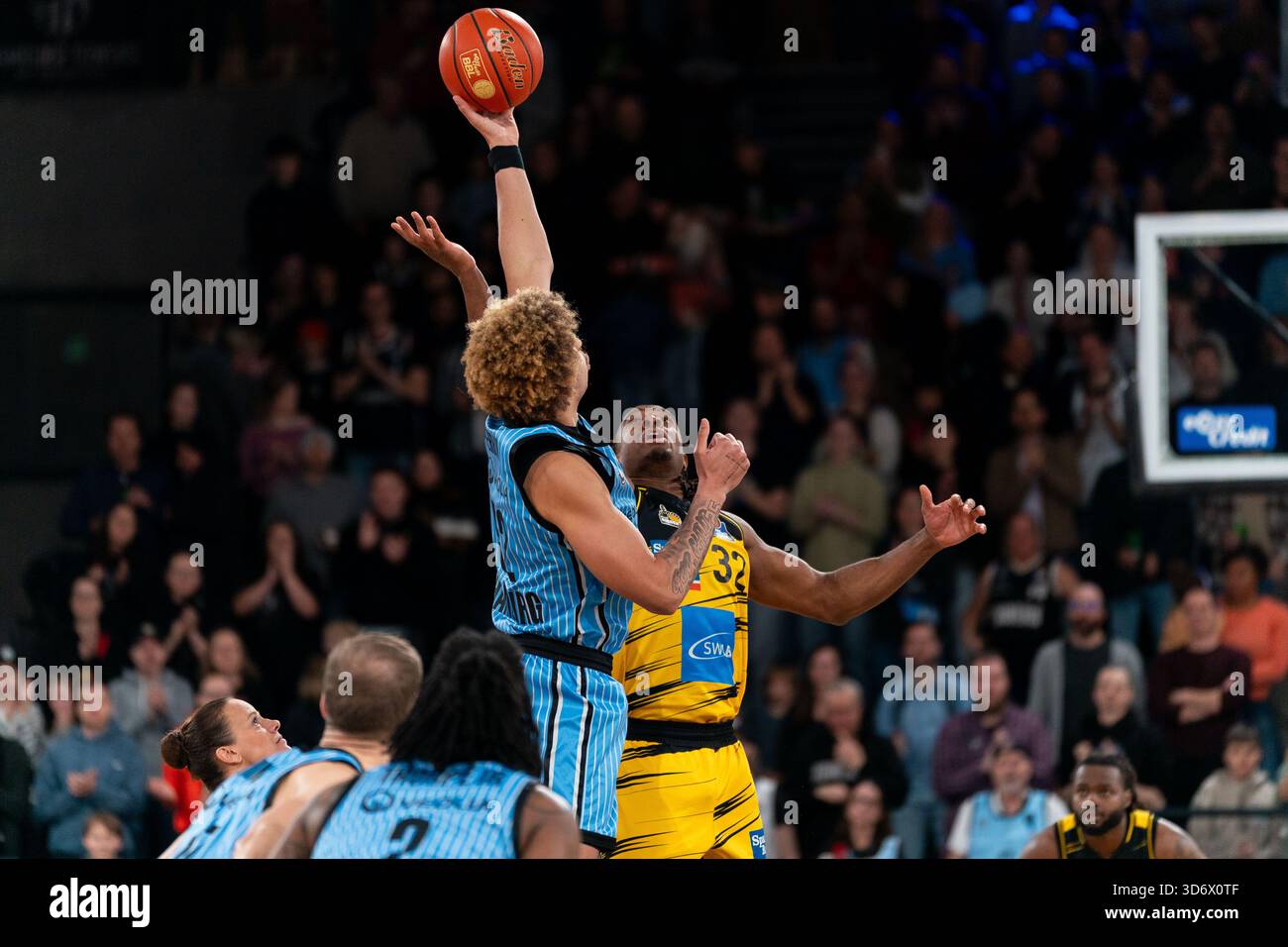 Tip Off, Traveon Buchanan (MHP RIESEN Ludwigsburg, #02), Zacharie ...