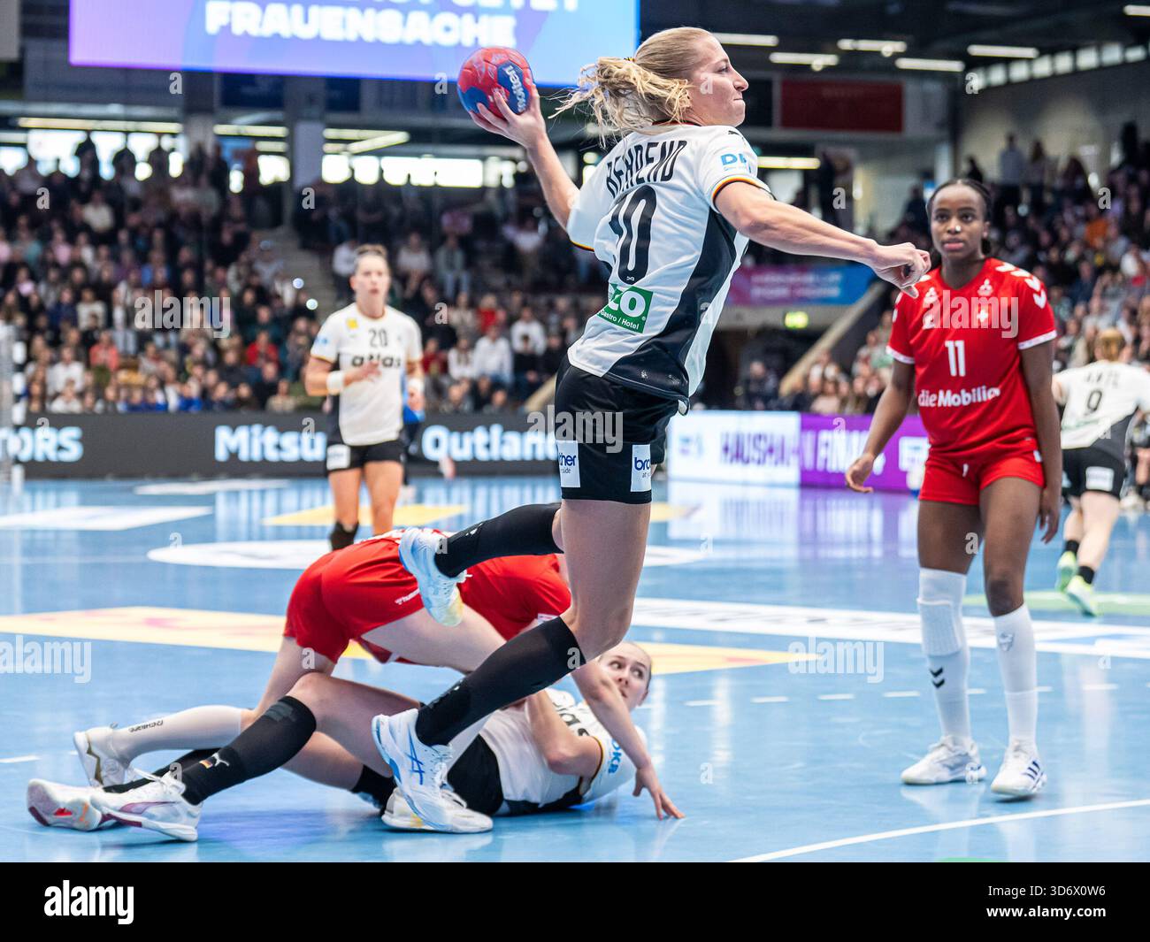 Jenny Behrend (Germany, #30) jumps from outside into the circle ...