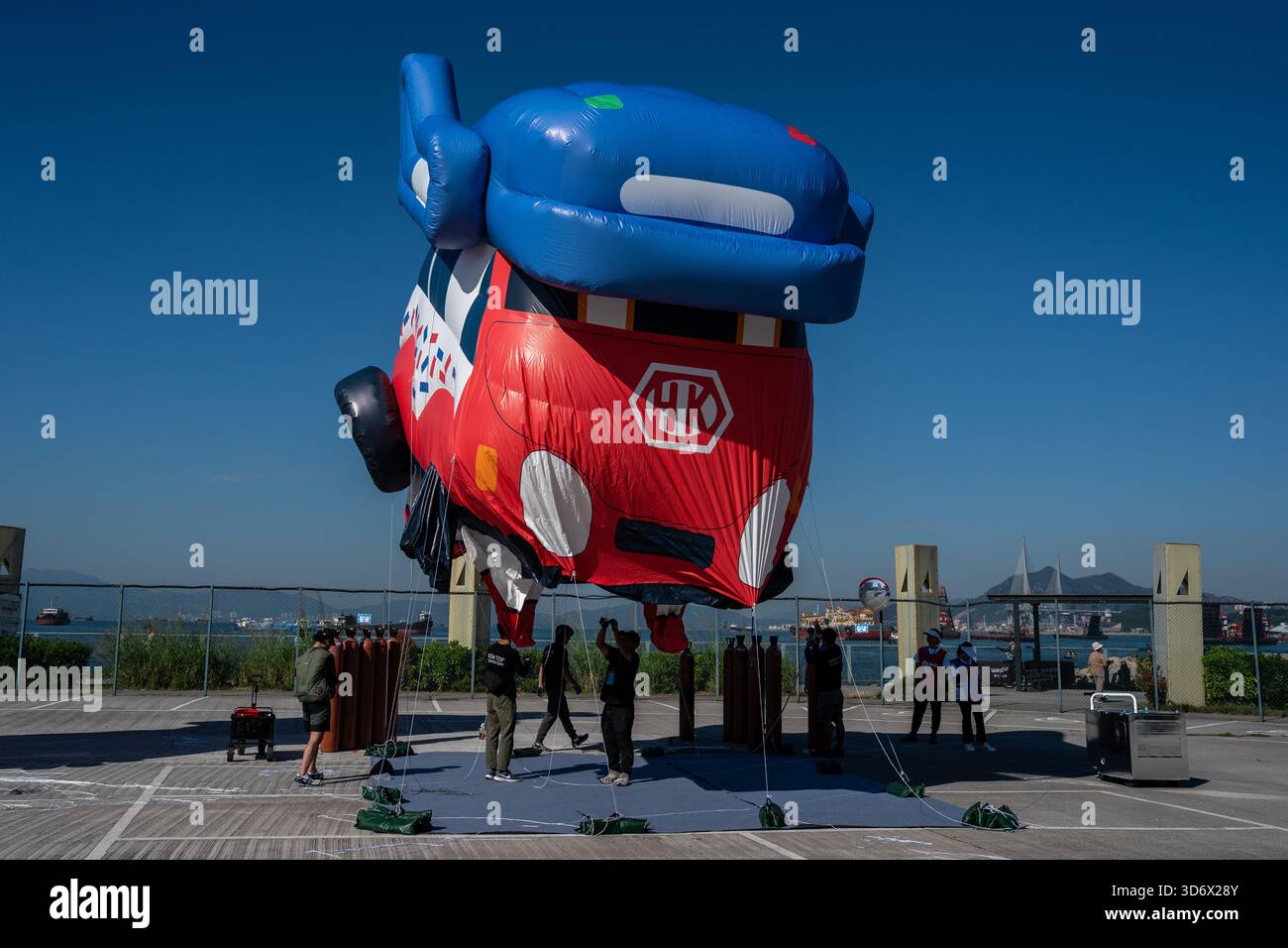 Workers filling air into an Ice Cream Truck Ballon during the Rehearsal ...