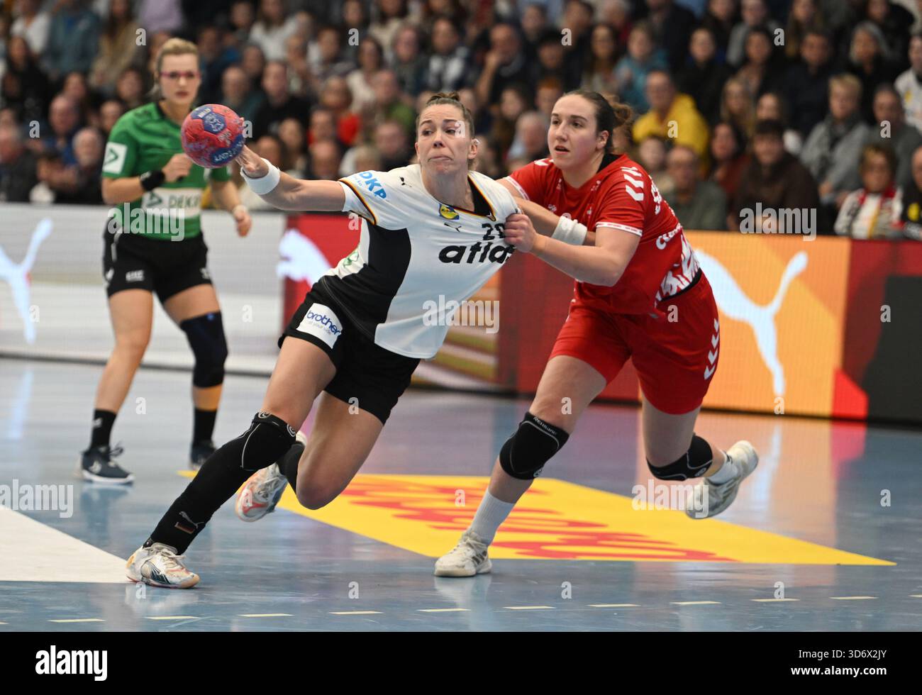22 November 2025, Baden-Württemberg, Göppingen: Handball, Women ...