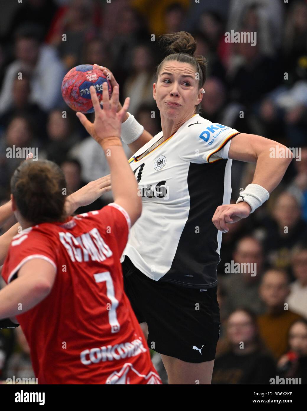 22 November 2025, Baden-Württemberg, Göppingen: Handball, Women ...