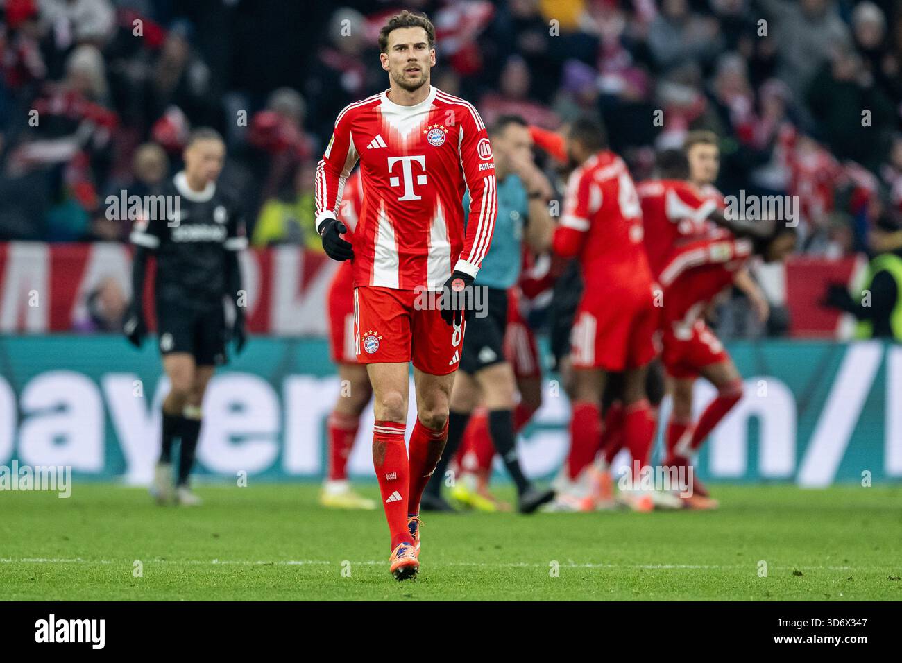 Leon Goretzka (FC FC Bayern Munich, #8), in the background teammates ...