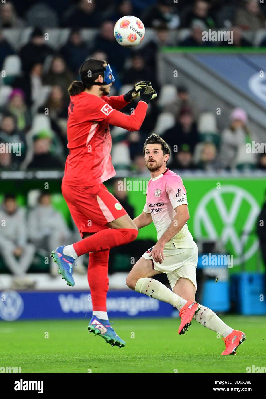 from the left: goalkeeper Kamil Grabara (Wolfsburg), Jonas Hofmann ...