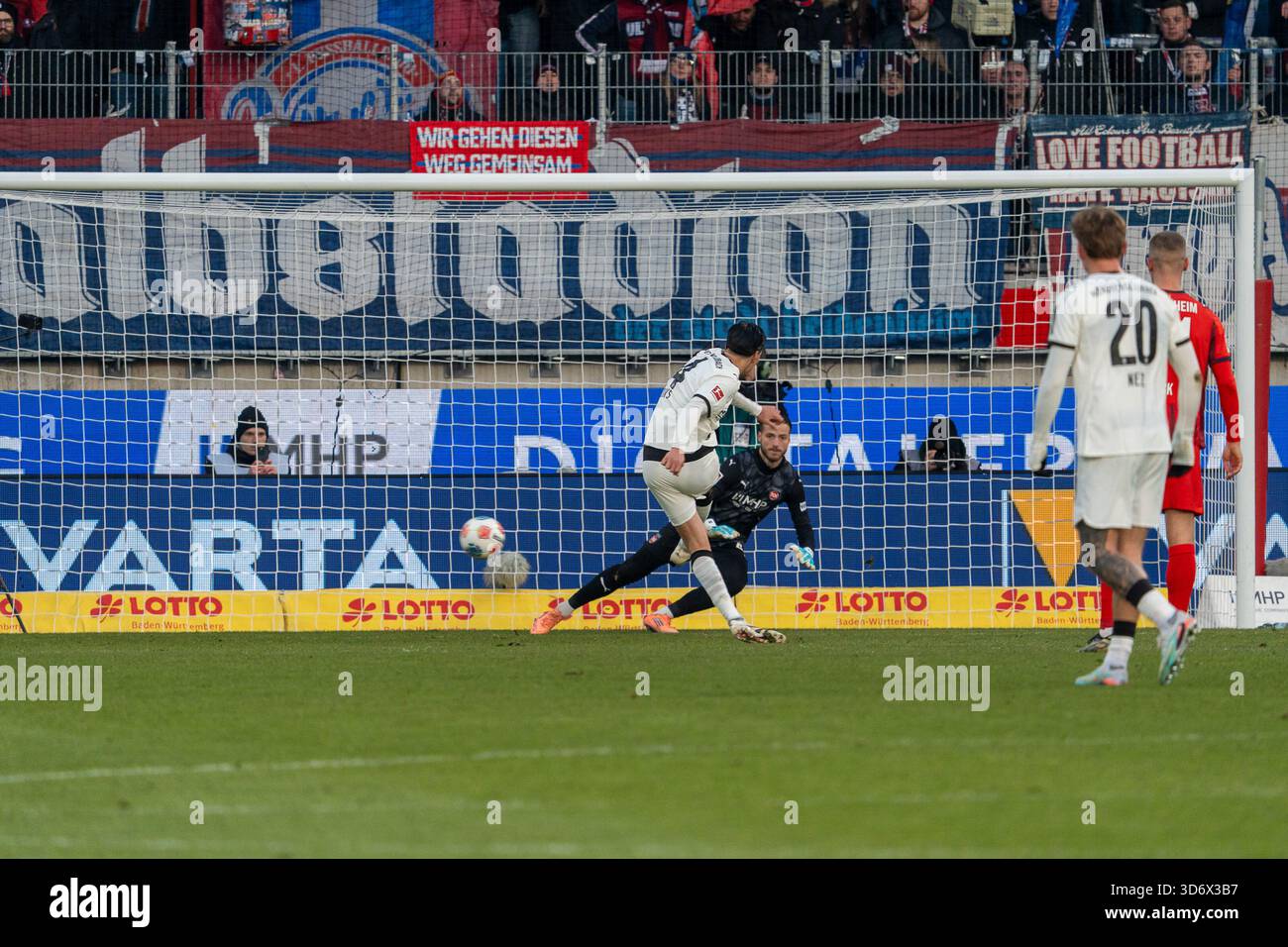 Kevin Diks (Borussia Mönchengladbach, #04) scores from a penalty kick ...