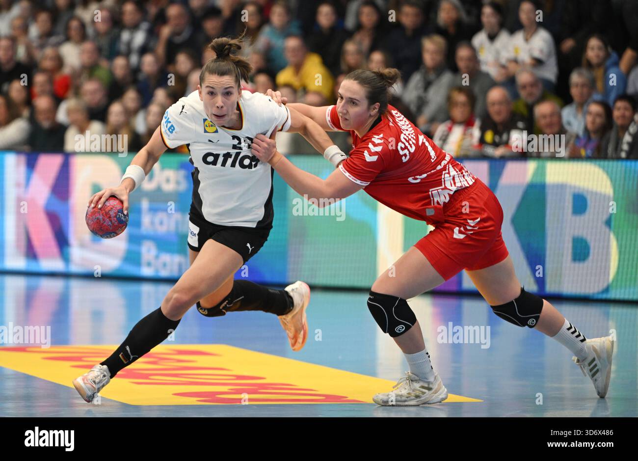 22 November 2025, Baden-Württemberg, Göppingen: Handball, Women ...