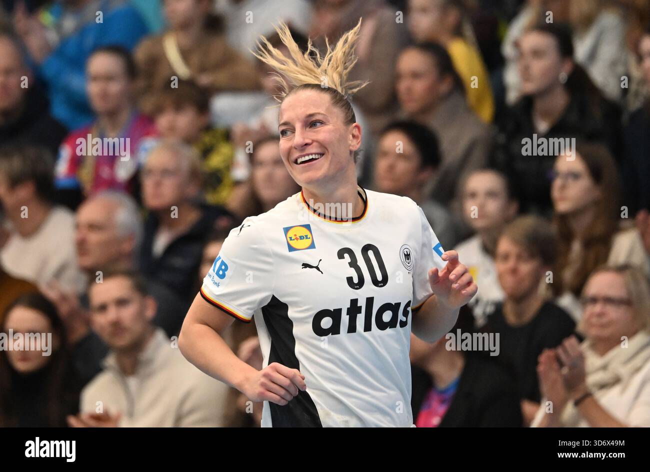22 November 2025, Baden-Württemberg, Göppingen: Handball, Women ...