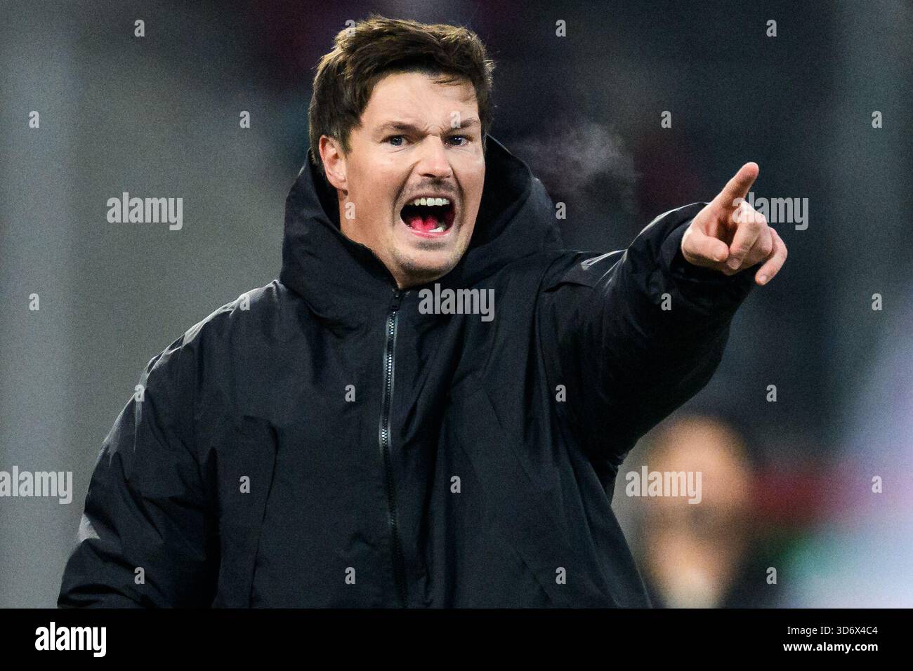 Hamburg's head coach Merlin Polzin shouts during the German Bundesliga ...