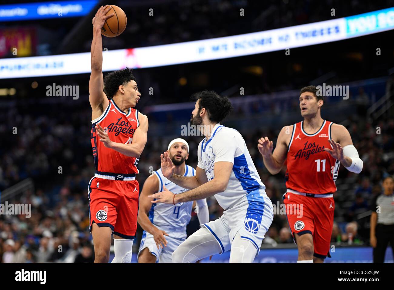 Los Angeles Clippers guard Kobe Sanders (4) passes to center Brook ...