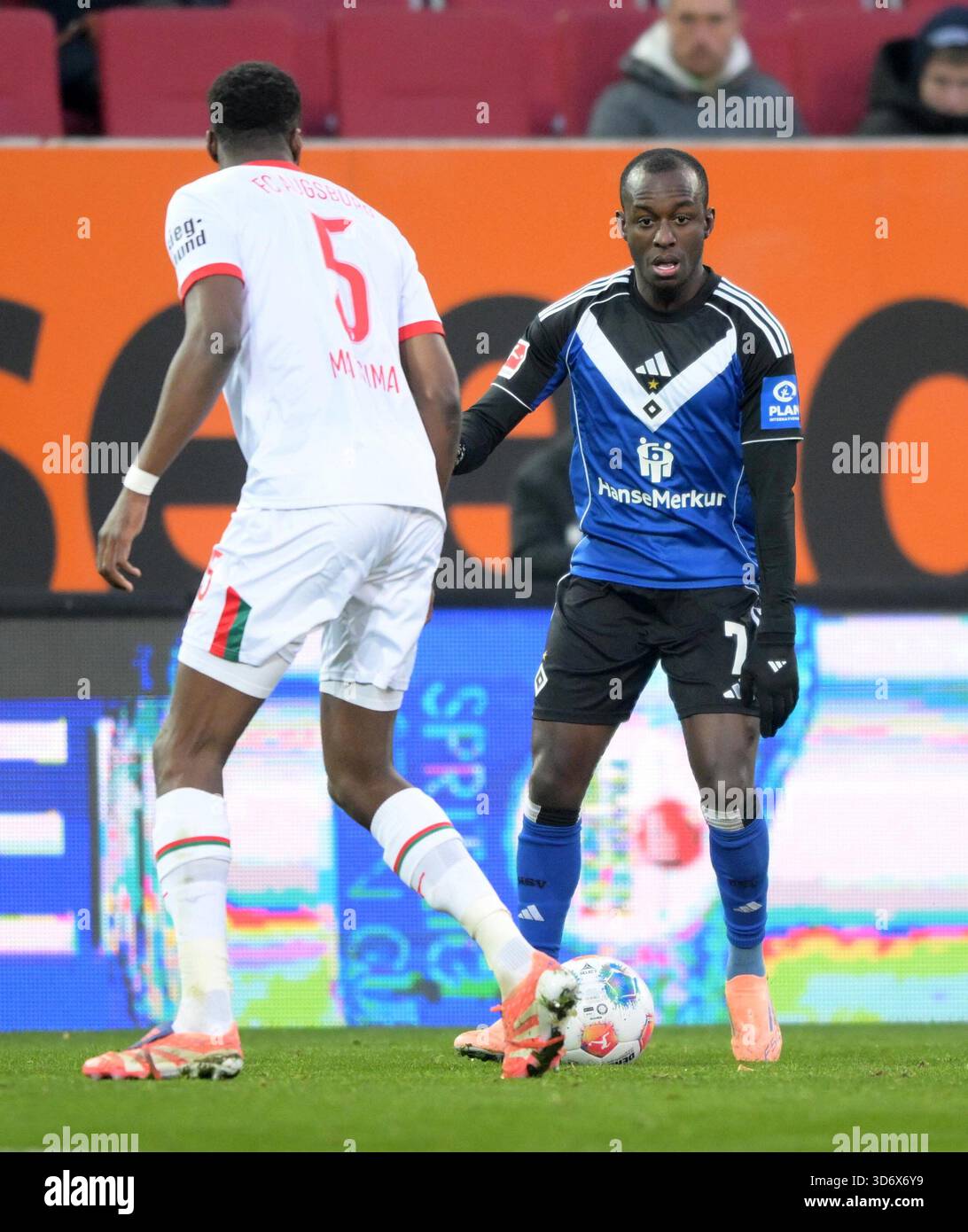 l. to r. Chrislain Matsima, Jean-Luc Dompe (HSV Hamburg) FC Augsburg ...
