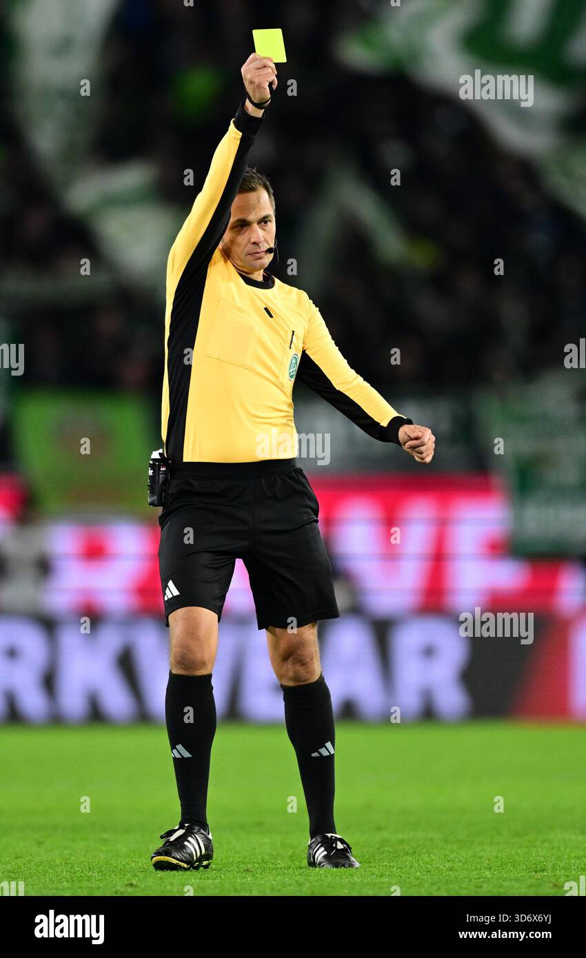 Referee Robert Hartmann shows Robert Andrich (Leverkusen, not in the ...