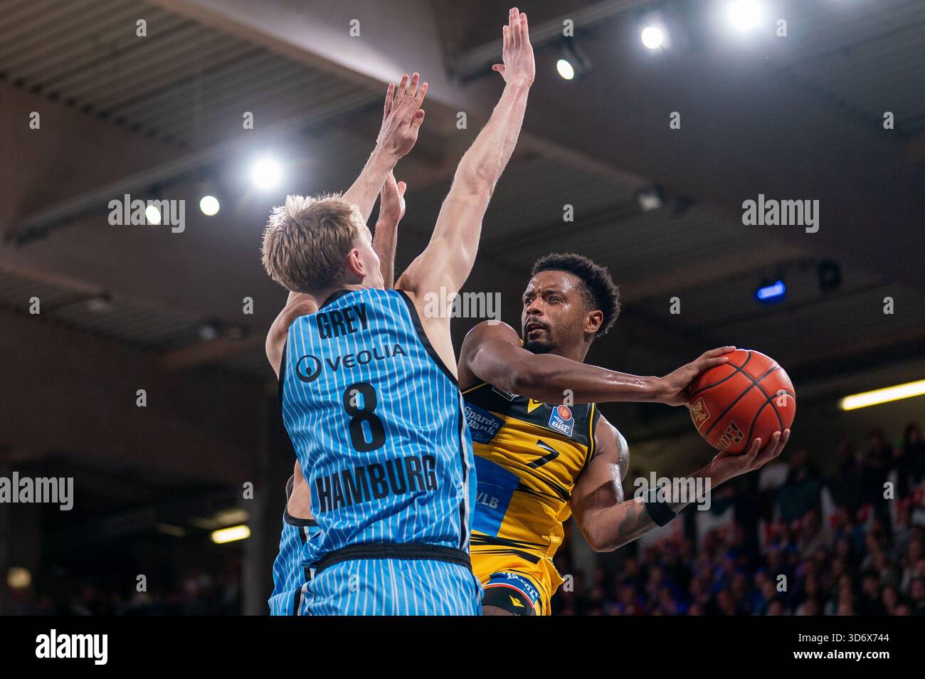Elijah Hughes (MHP RIESEN Ludwigsburg, #07), Jared Grey (Veolia Towers ...