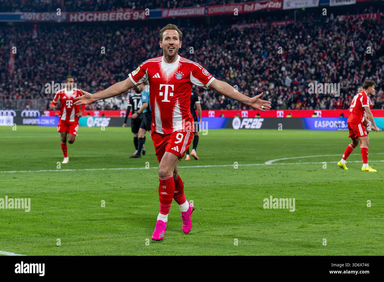 Harry Kane (FC FC Bayern Munich, #9) celebrates his goal [goal] for 4:2 ...