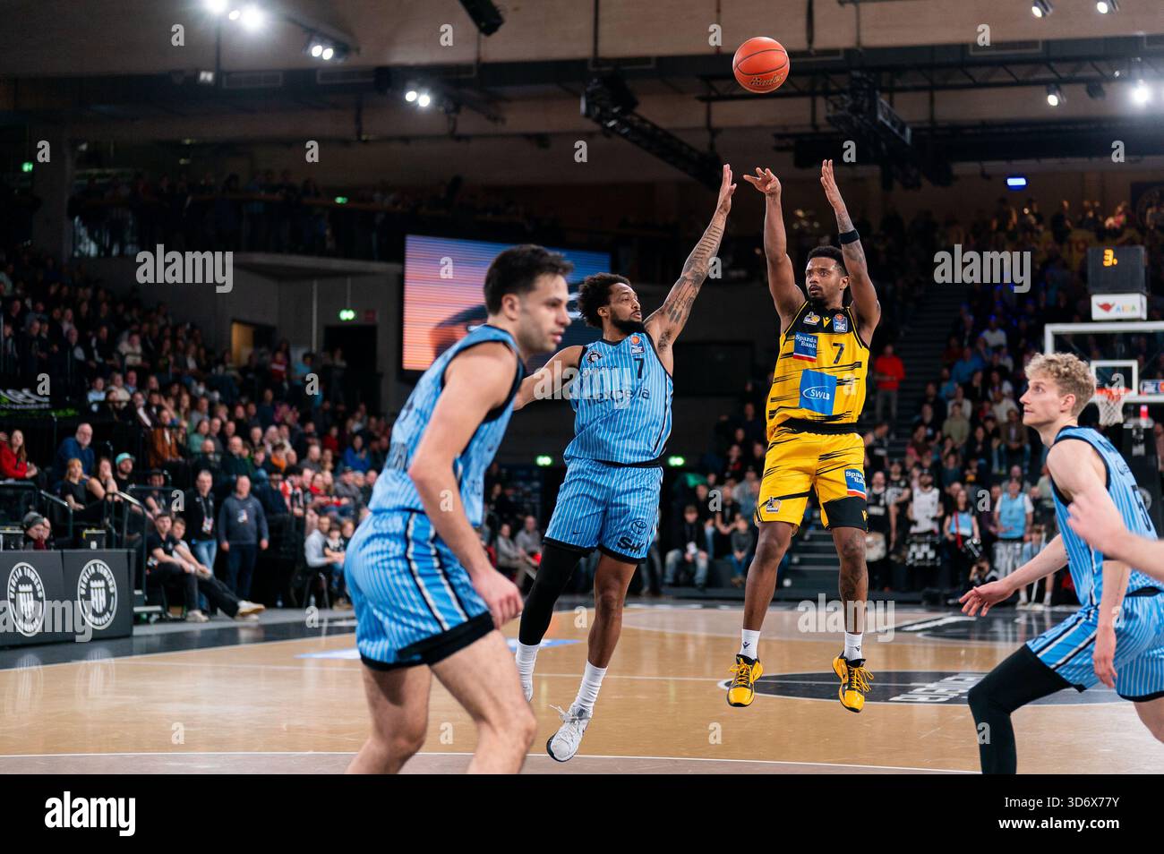 Elijah Hughes (MHP RIESEN Ludwigsburg, #07) during the shot, Jean ...