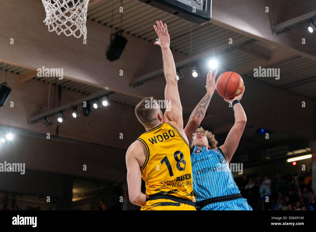Zacharie Perrin (Veolia Towers Hamburg, #52) during the shot, Jonas ...
