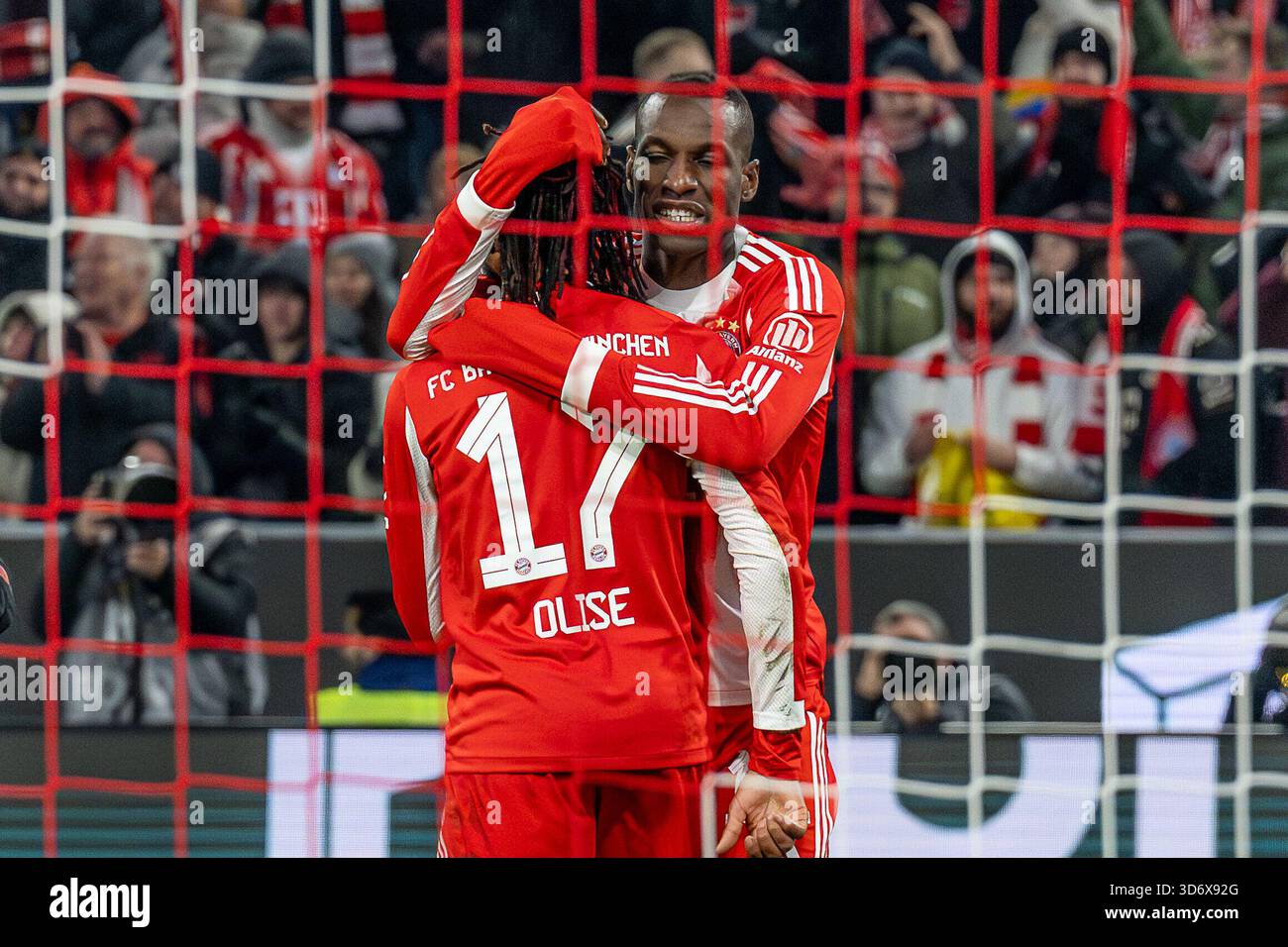 Michael Olise (FC FC Bayern Munich, #17) celebrates with Nicolas ...
