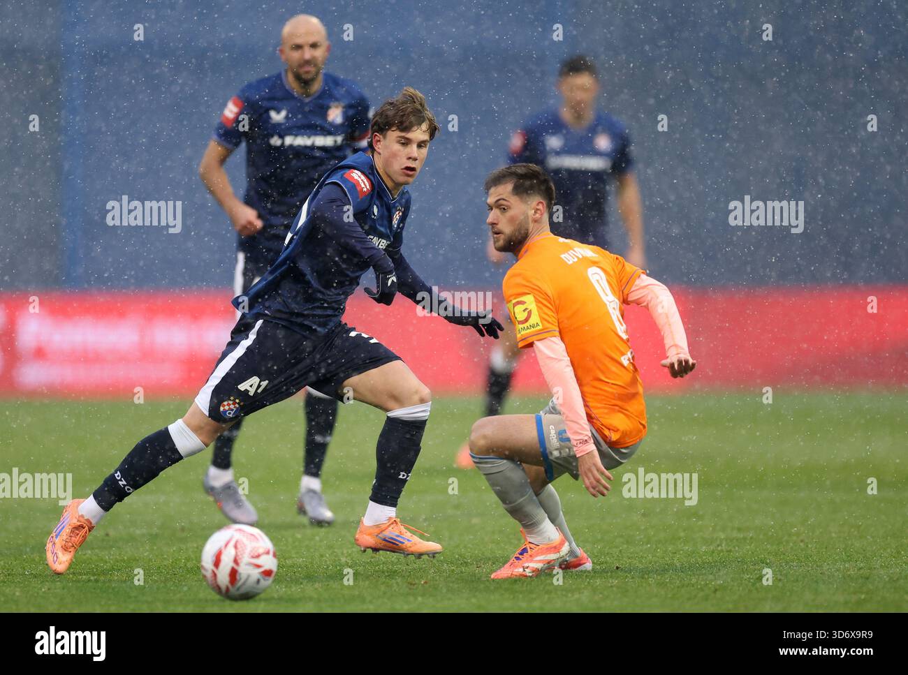 22.11.2025., Zagreb - SuperSport HNL, 14. kolo, GNK Dinamo - NK Varazdin. Josip Misic, Noa Mikic ...