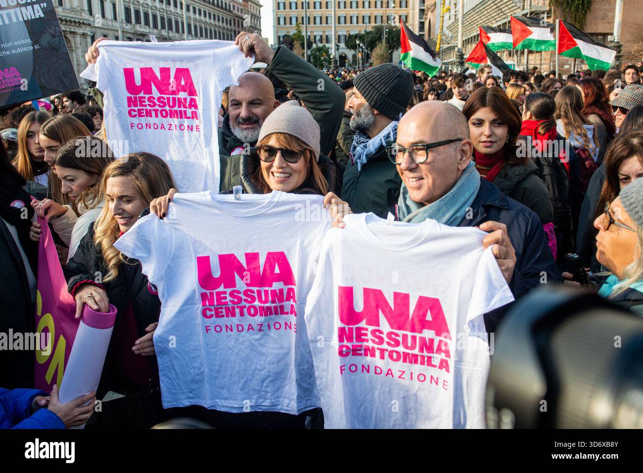 Paola Cortellesi, Giulia Minoli, Ferzan Ozpetek al Corteo “Non una di ...