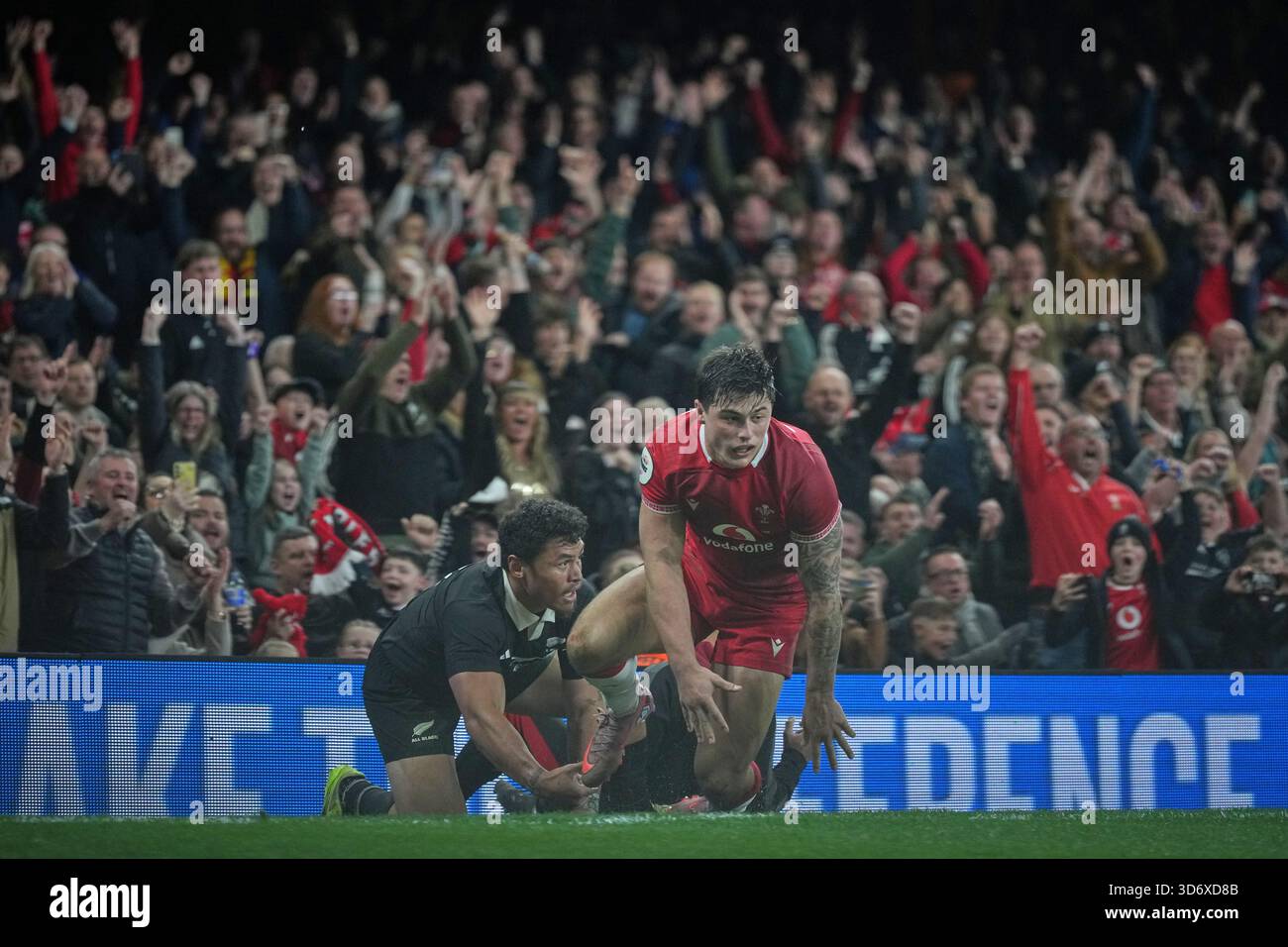 Wales' Louis Rees-Zammit scores a try despite the challenge of New ...