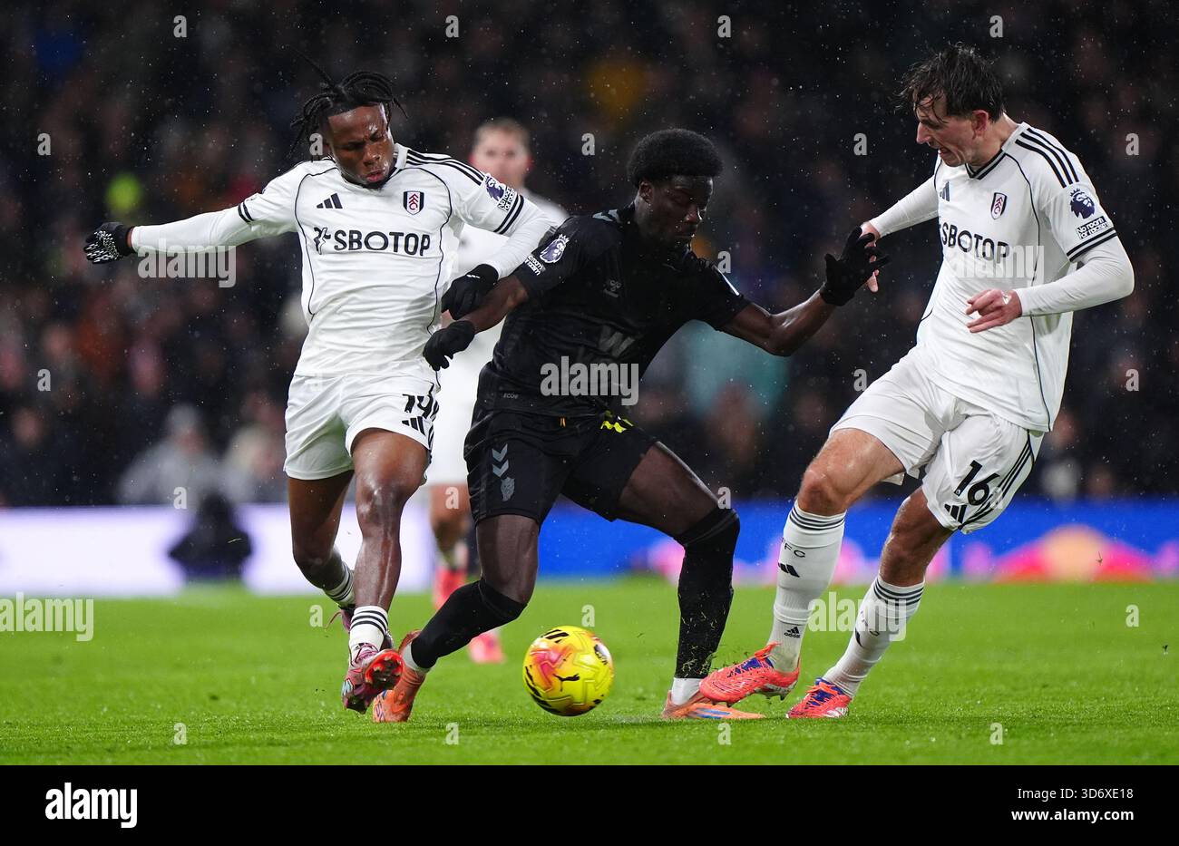 Sunderland's Eliezer Mayenda (centre) battles with Fulham's Samuel ...