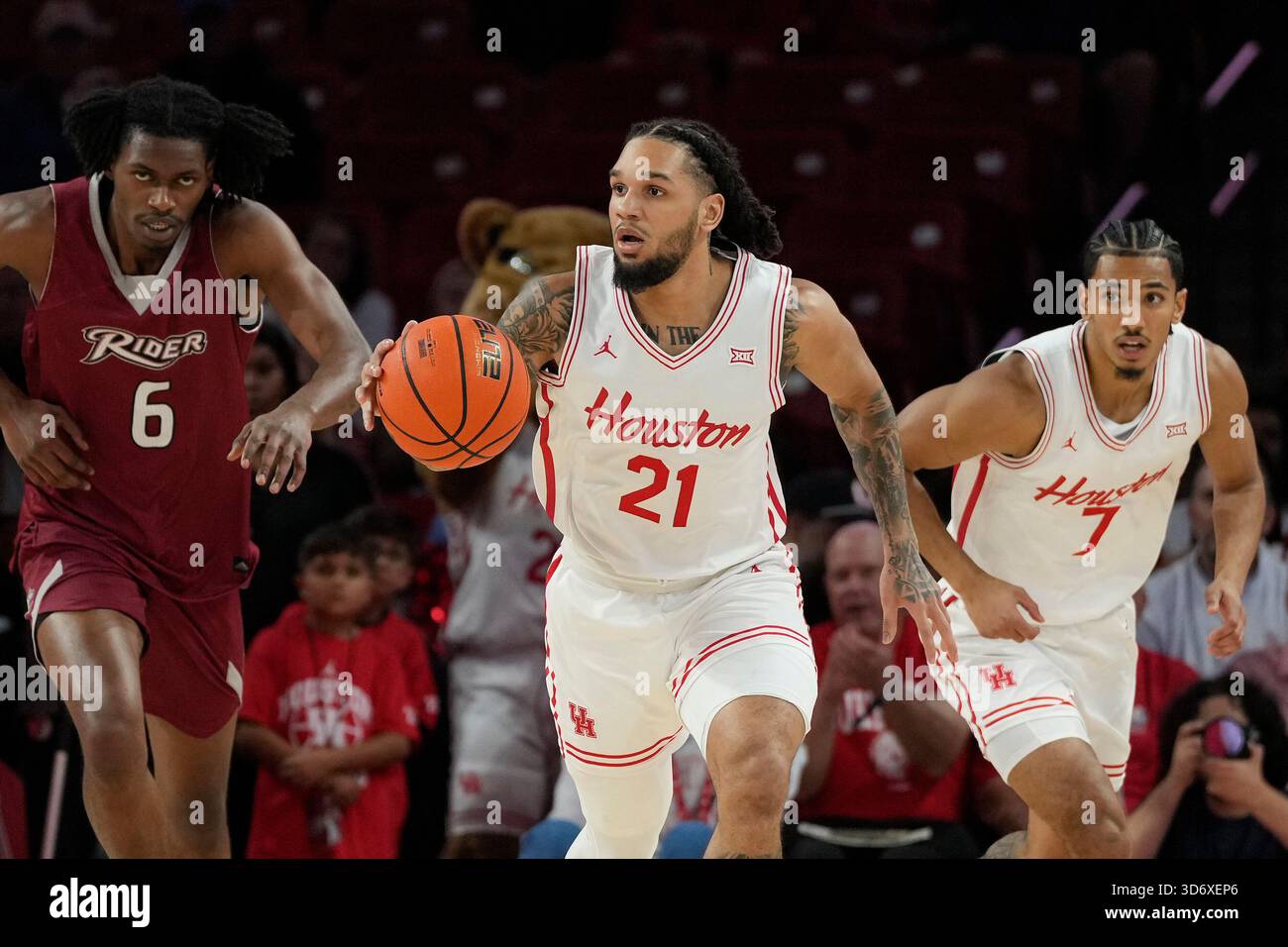 Houston guard Emanuel Sharp (21) handles the ball during the first half ...