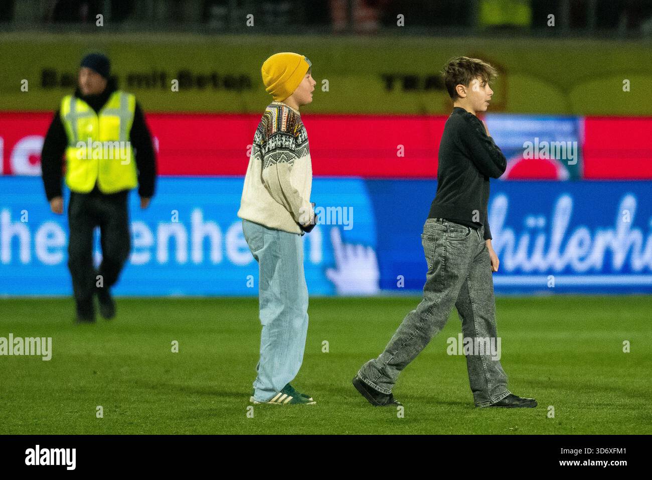 Streakers hi-res stock photography and images - Alamy