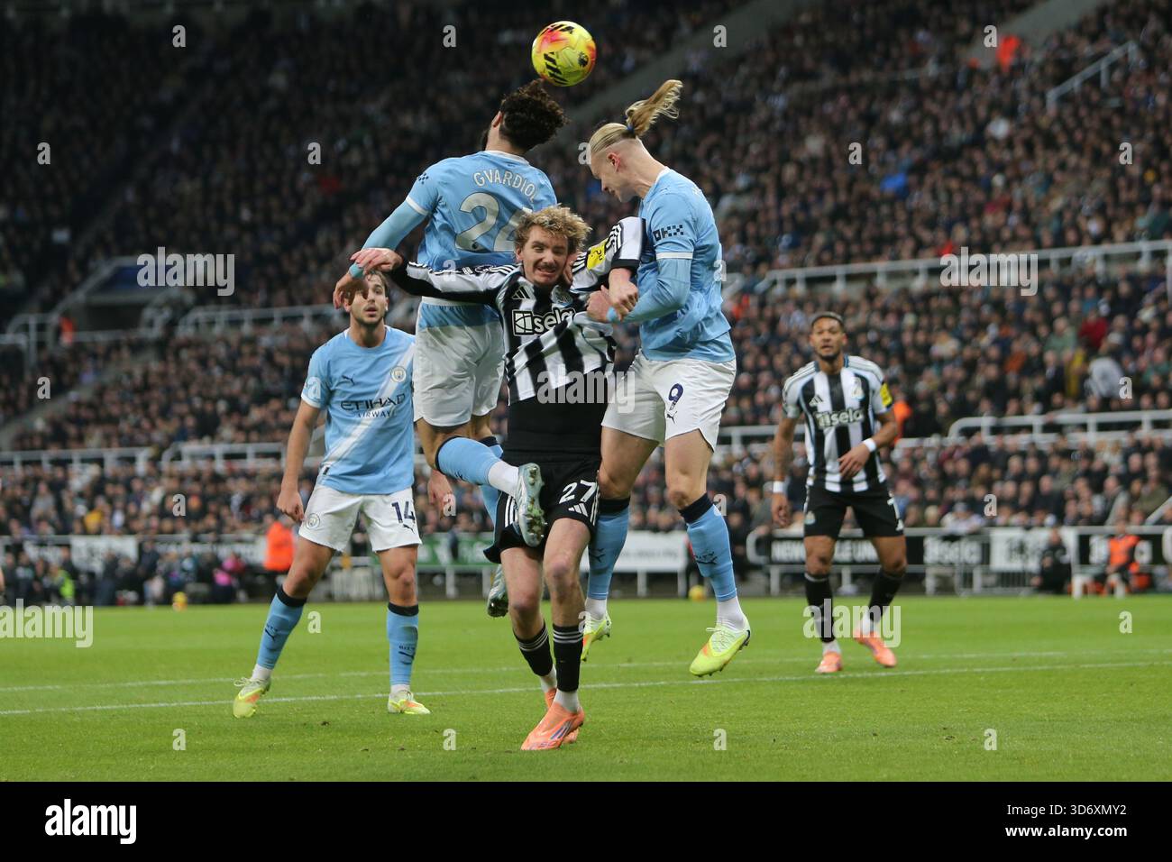 Erling haaland header hi-res stock photography and images - Alamy