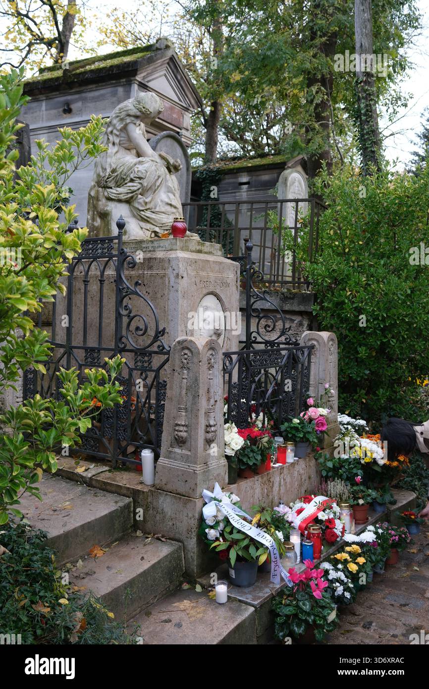 The grave of Polish composer and pianist Frédéric Chopin in Père ...