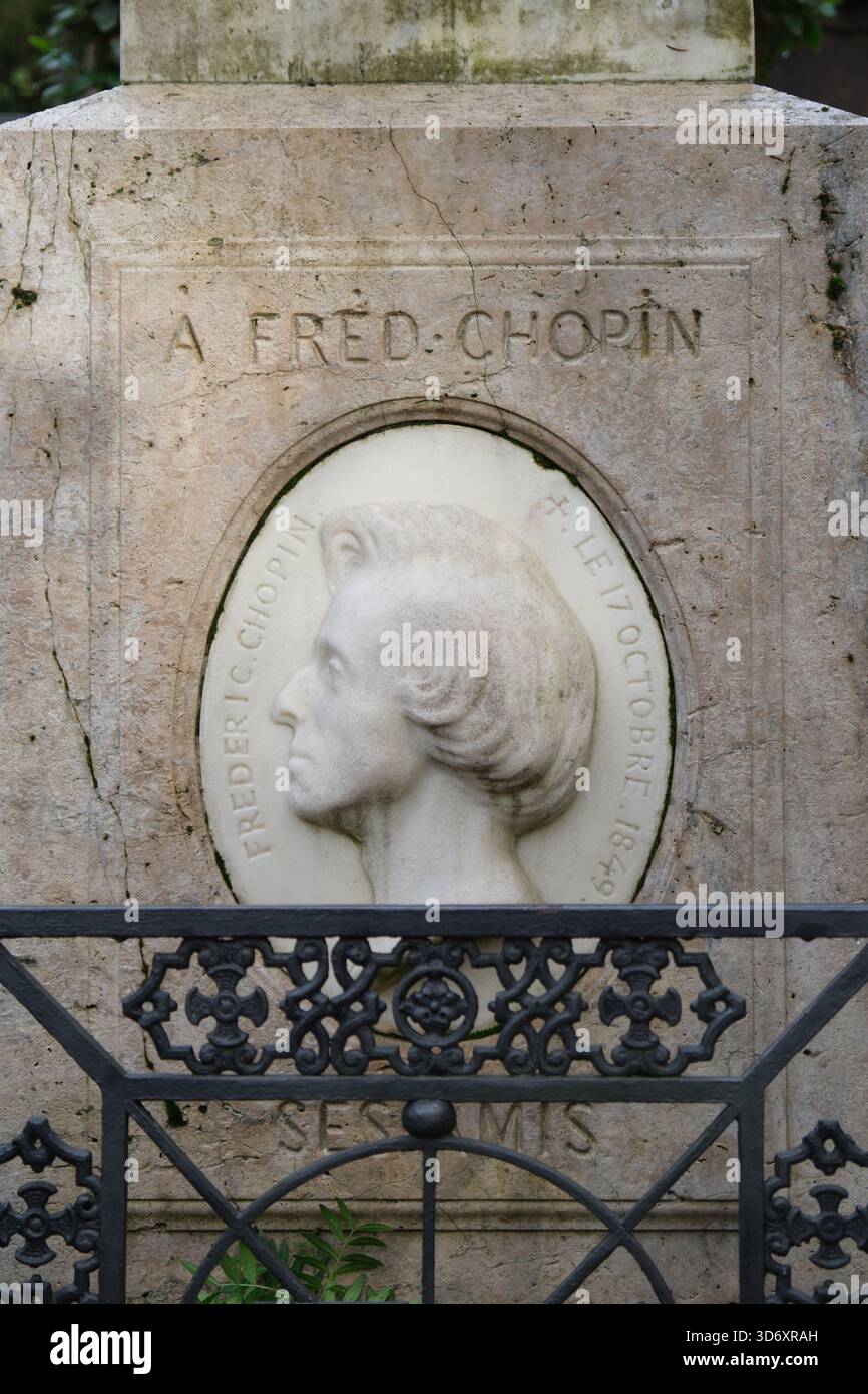 The grave of Polish composer and pianist Frédéric Chopin in Père ...