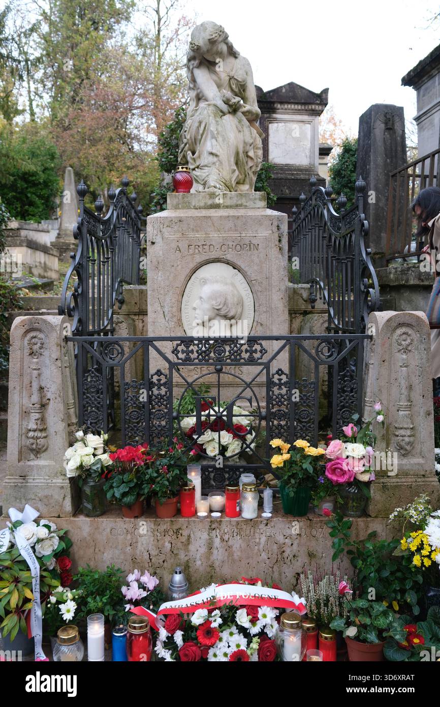 The grave of Polish composer and pianist Frédéric Chopin in Père ...