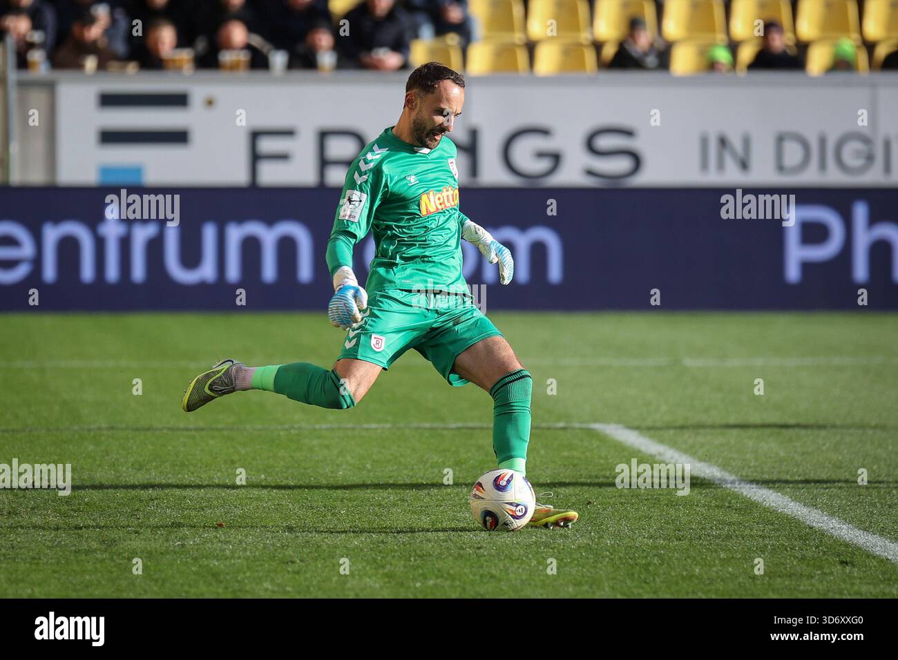 Kick-off by Felix Gebhardt (SSV Jahn Regensburg #1) -- DFL REGULATIONS ...