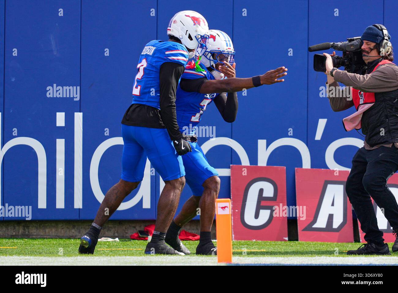 SMU wide receiver Jordan Hudson (2) and quarterback Kevin Jennings (7 ...