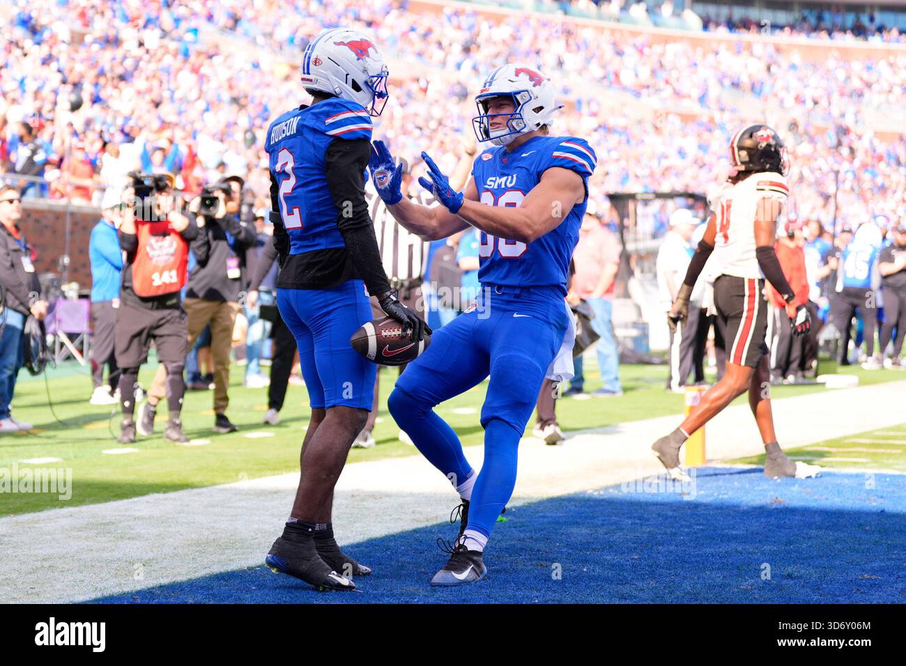SMU wide receiver Jordan Hudson (2) and tight end Matthew Hibner (88 ...