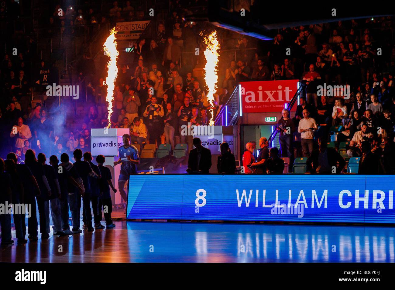 Isaiah Swope (Frankfurt Skyliners, 1) runs into the hall Game of the ...