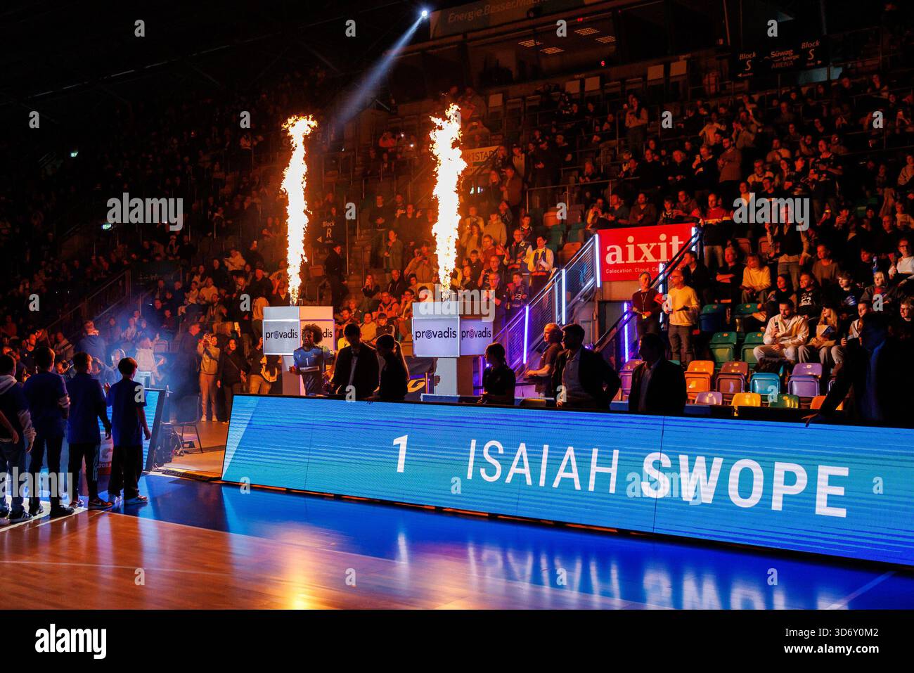 Isaiah Swope (Frankfurt Skyliners, 1) runs into the hall Game of the ...
