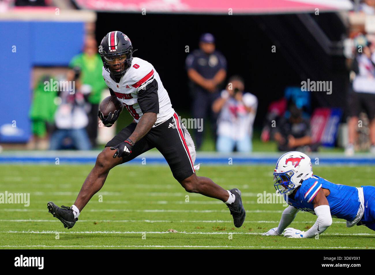 Louisville wide receiver Chris Bell (0) escapes a tackle attempt after ...