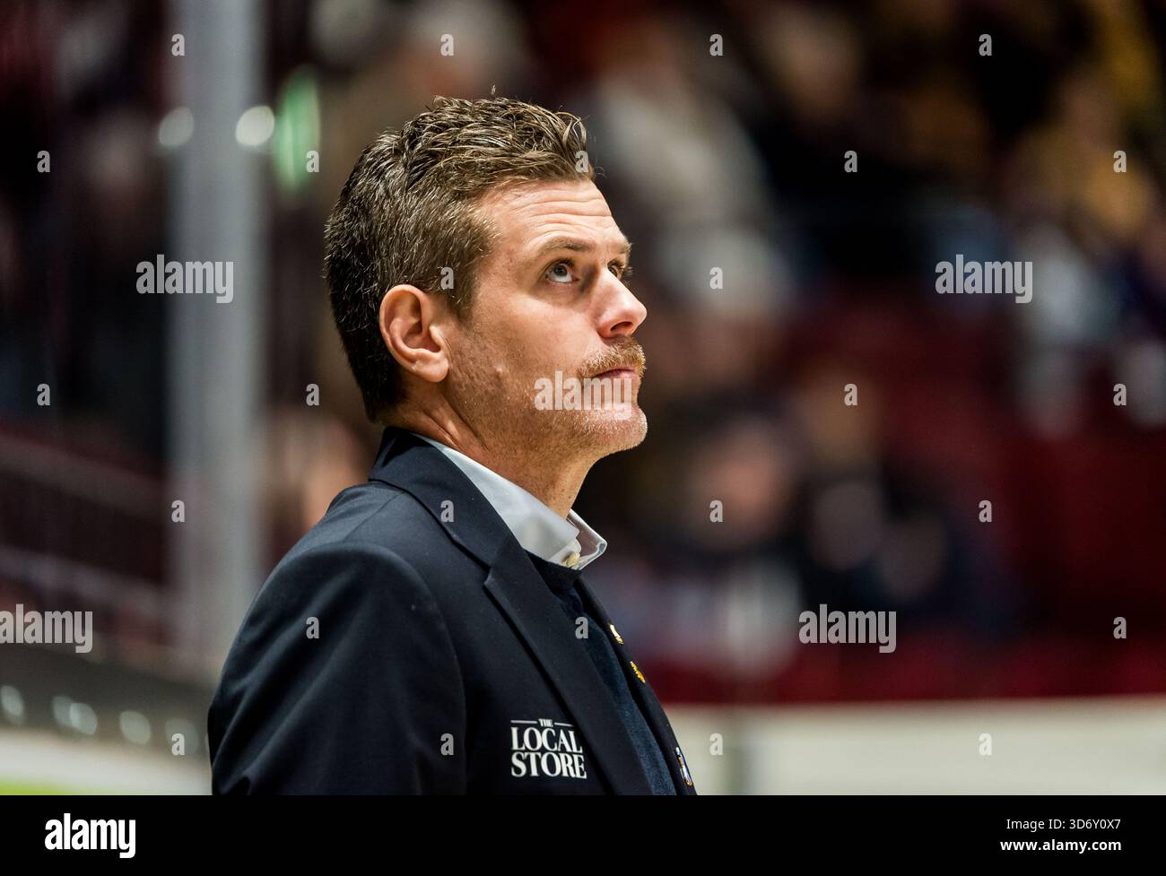 251122 Skellefteås tränare Daniel Hermansson under ishockeymatchen i ...