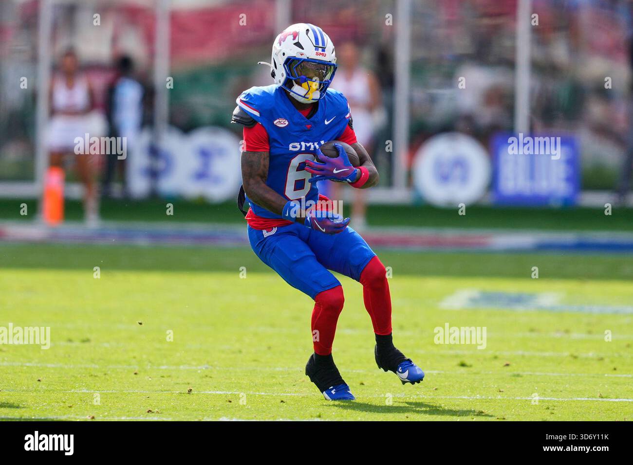 SMU running back Chris Johnson Jr. (6) runs the ball in the first half ...