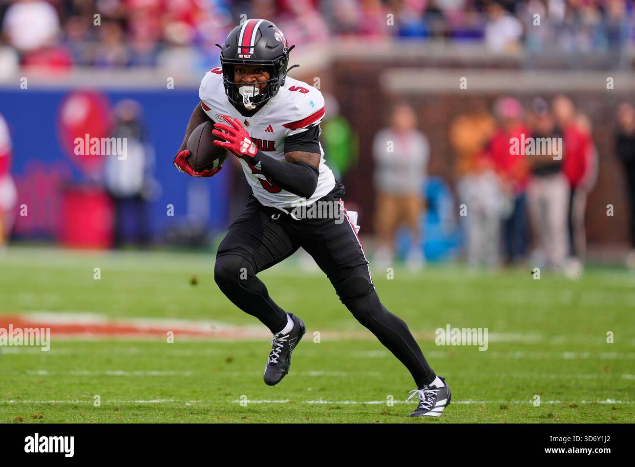 Louisville wide receiver Caullin Lacy (5) runs the ball in the first ...