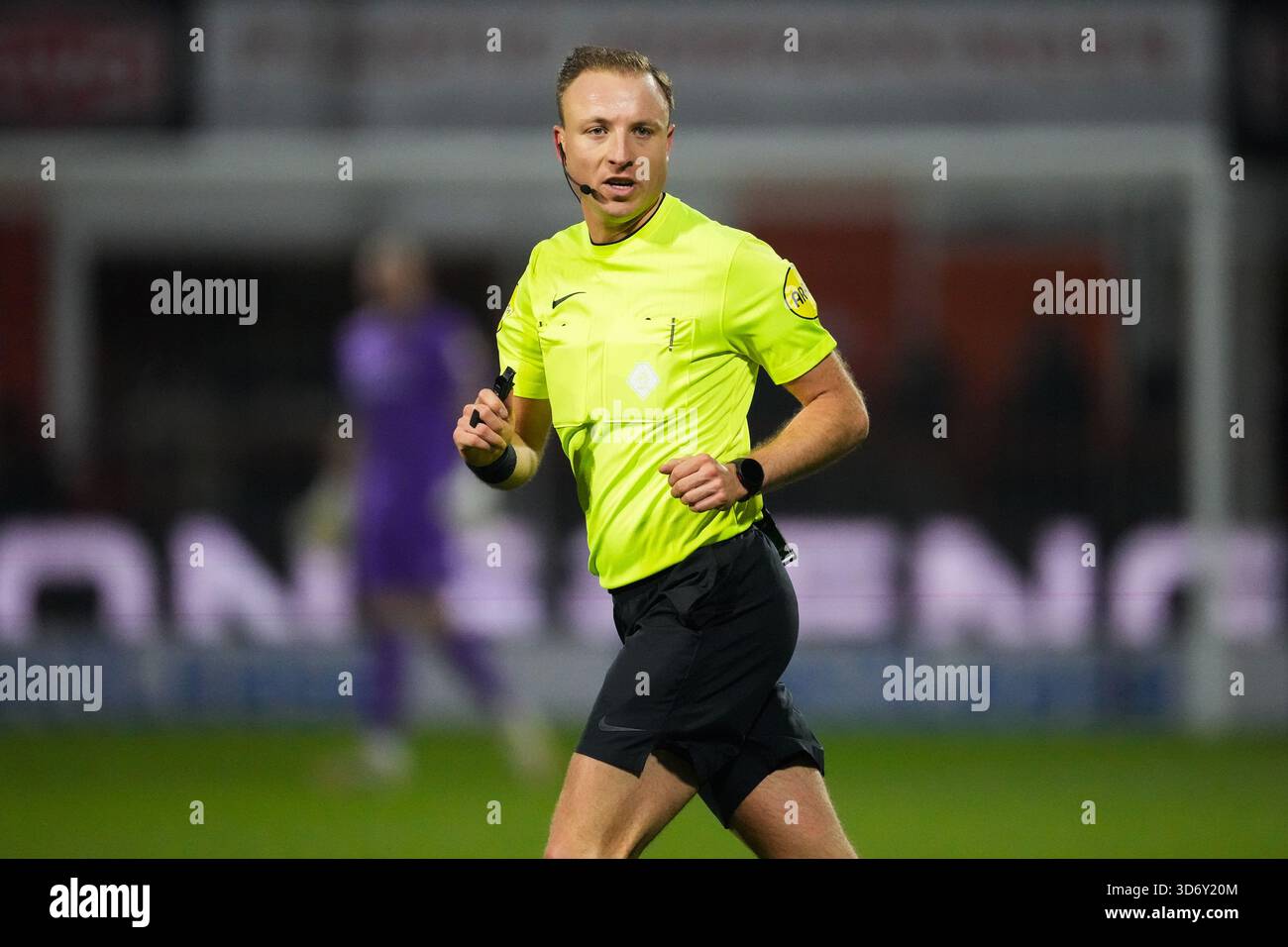 VOLENDAM - Referee Stan Teuben during the Dutch Eredivisie match ...
