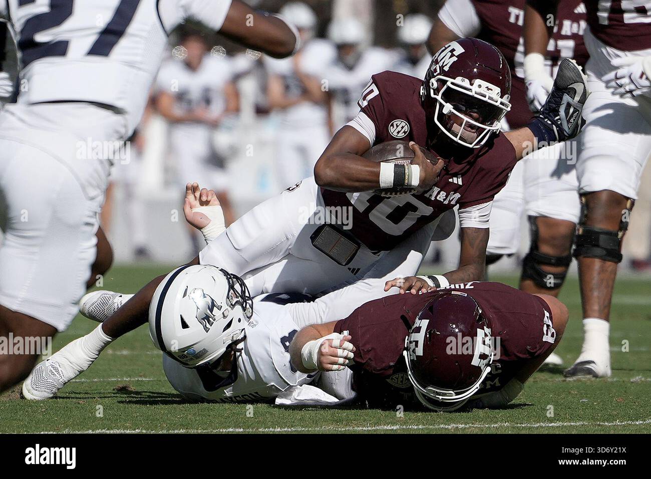 Texas A&M quarterback Marcel Reed (10) stretches out for more yards ...