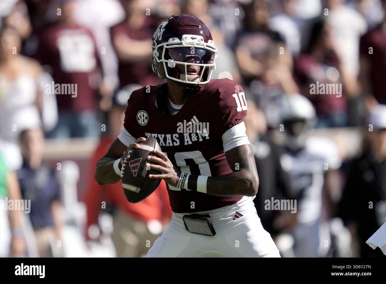 Texas A&M quarterback Marcel Reed (10) looks to pass downfield against ...